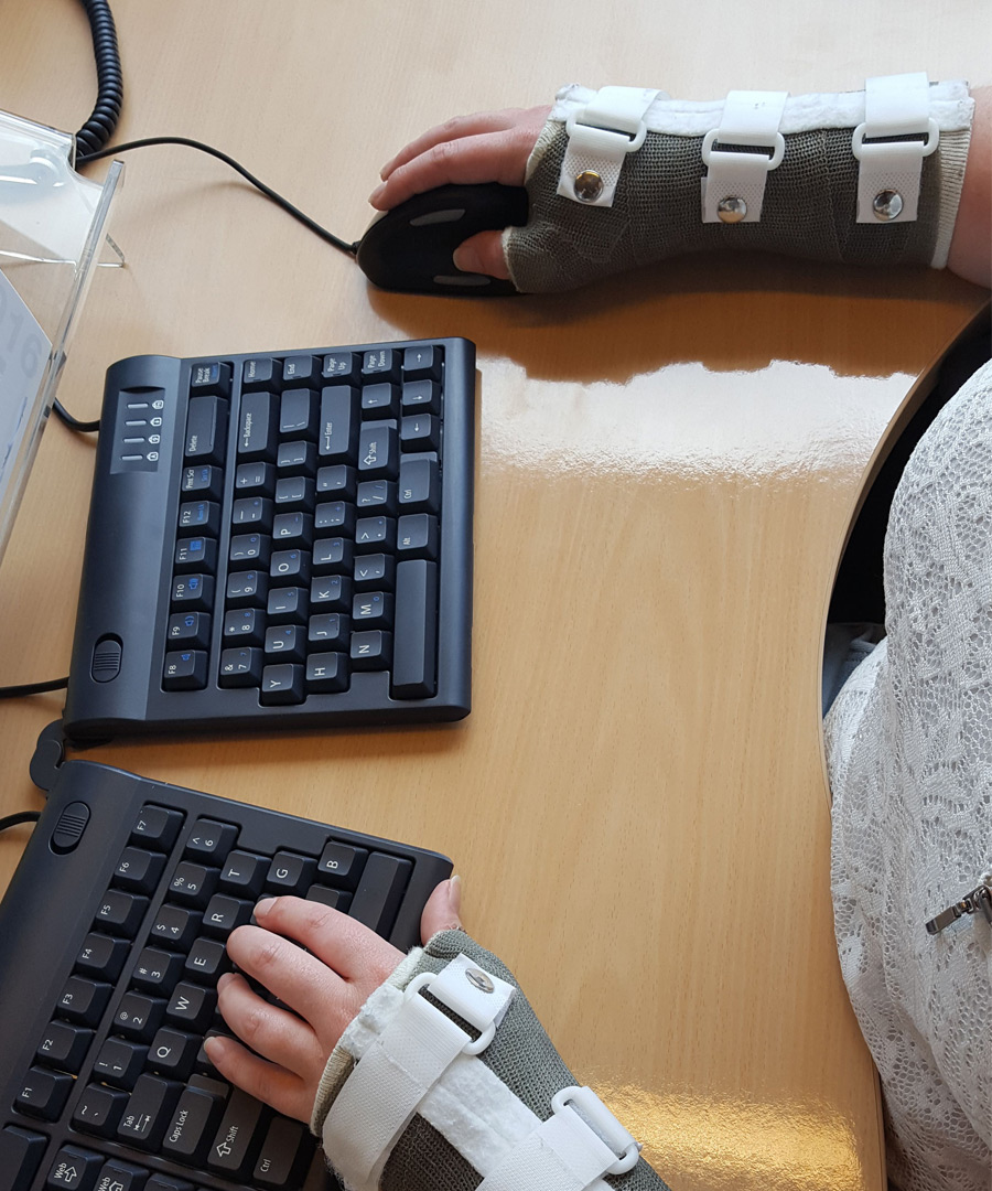Aangepaste muis en toetsenbord voor twee pols braces - Werkplekaanpassingen